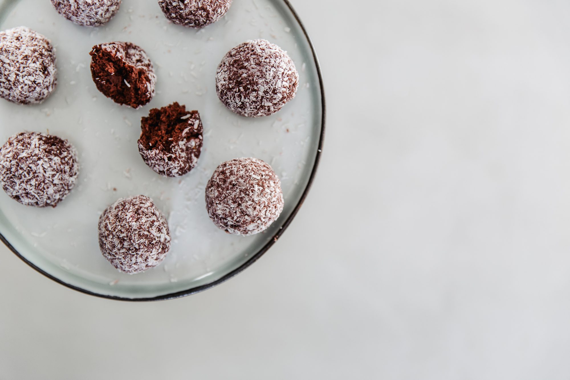 Healthy raw red velvet bliss balls | Foodie-ness