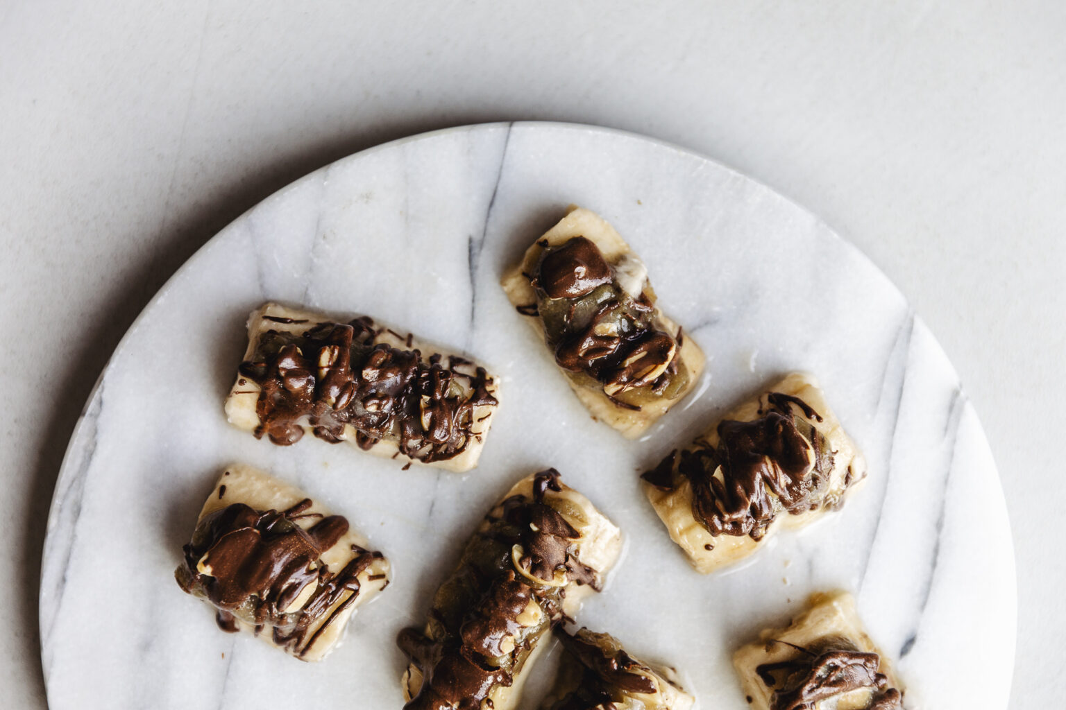 I present to you: super easy and healthy vegan + gluten-free snicker bars